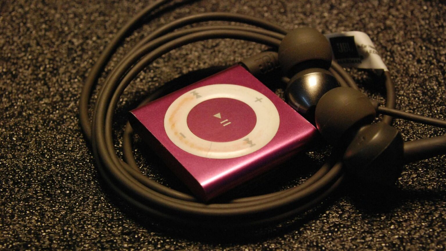 The Science Behind Noise-Cancelling Headphones and Earbuds - Anwire